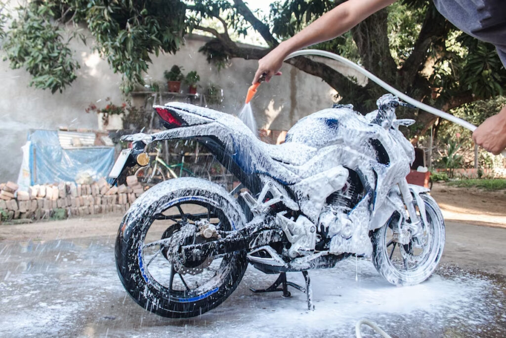 Lavage avec ou sans eau pour nettoyer une moto et protéger la carrosserie
