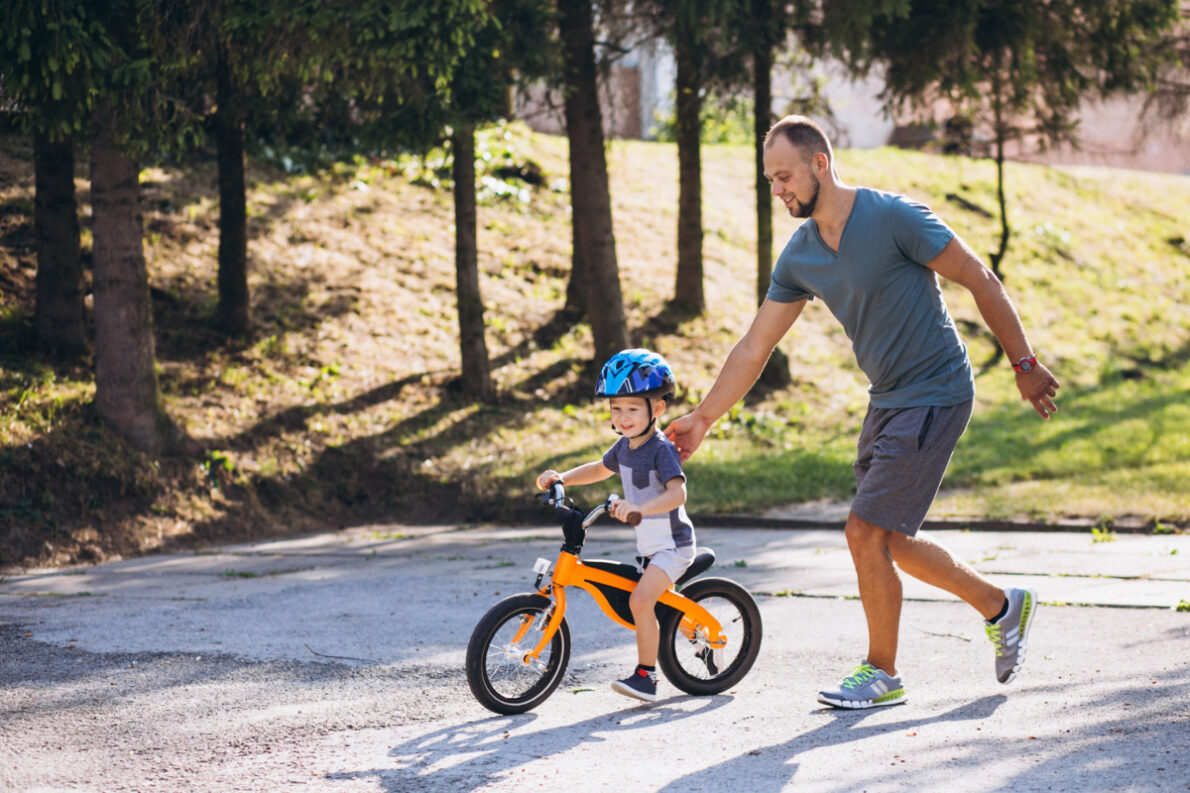 Comment apprendre à son enfant à faire du vélo dès son plus jeune âge