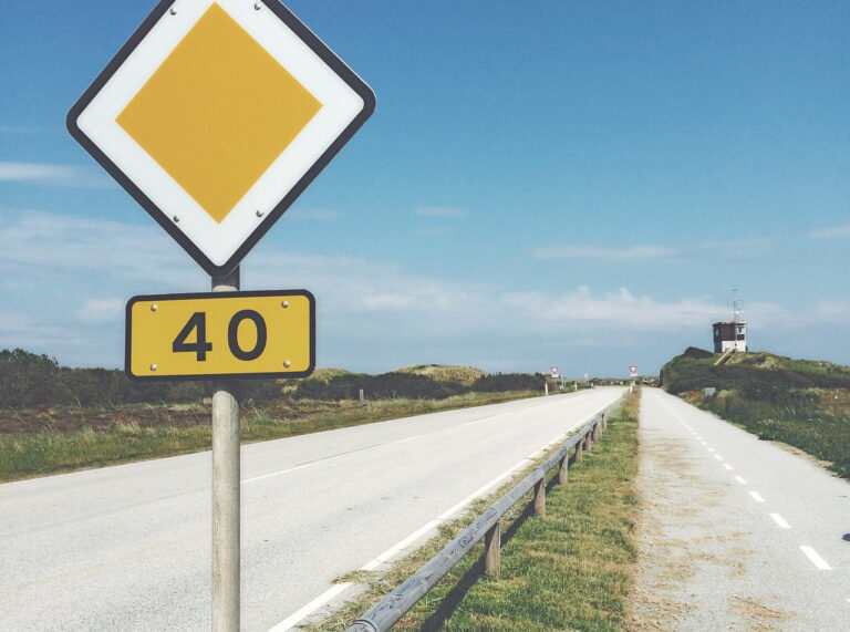 Panneau losange d'autoroute : signification et utilisation